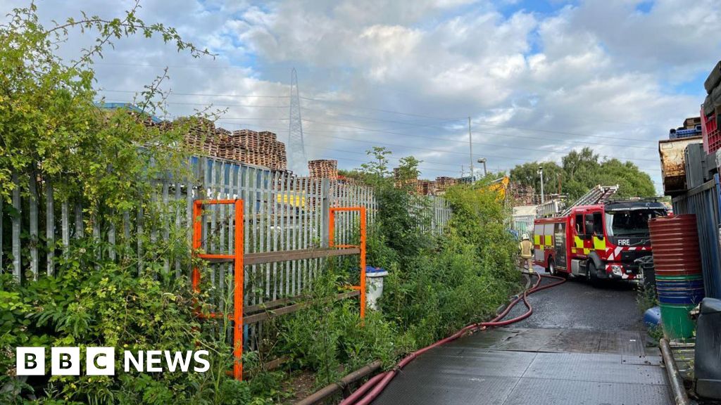 Fire being tackled at Gateshead depot containing 10,000 pallets - BBC News
