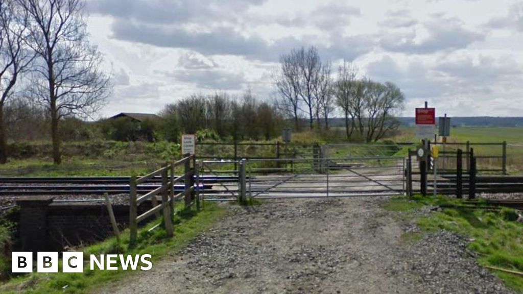 Public inquiry to be held into Worlaby level crossing closure - BBC News