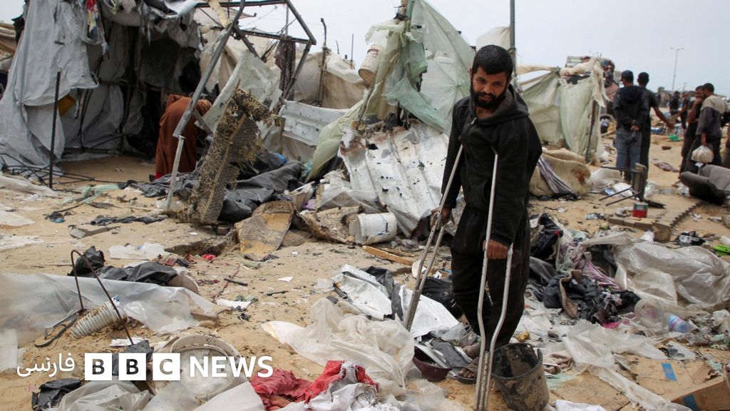 داخل بیمارستانی در رفح پس از حمله اسرائیل به اردوگاه آوارگان Bbc News