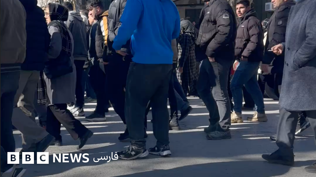 اعتراض مردم کرمانشاه به افزایش قیمت دلار در روز ۹ دی - BBC News فارسی