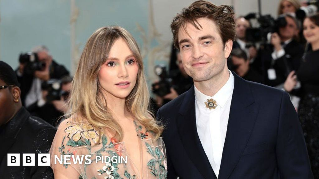 Suki Waterhouse baby bump: Di Singer and Robert Pattinson dey expect ...