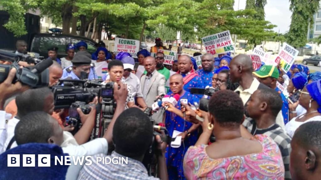 Nigerian Traders protest go ECOWAS to make Ghana open back dia shops ...