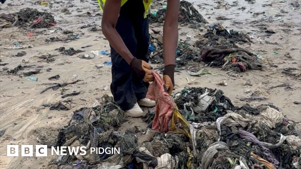 Thrift clothing in Ghana: Second-hand clothes dey choke beaches for ...