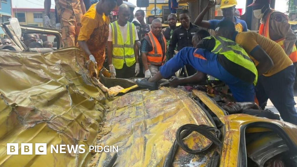 Ojuelegba bridge accident: How nine pipo die after container fall ontop bus for Lagos - BBC News ...