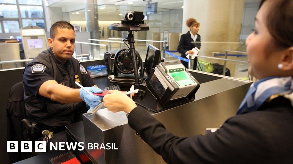 Revistar O Celular Exigir Senhas Entrar Nas Redes Sociais O Que