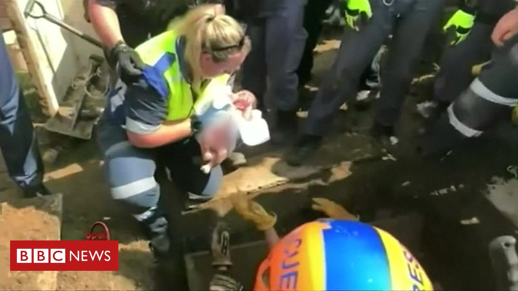 Abandono Infantil O Tenso Resgate De Uma Bebê Presa Em Bueiro Na