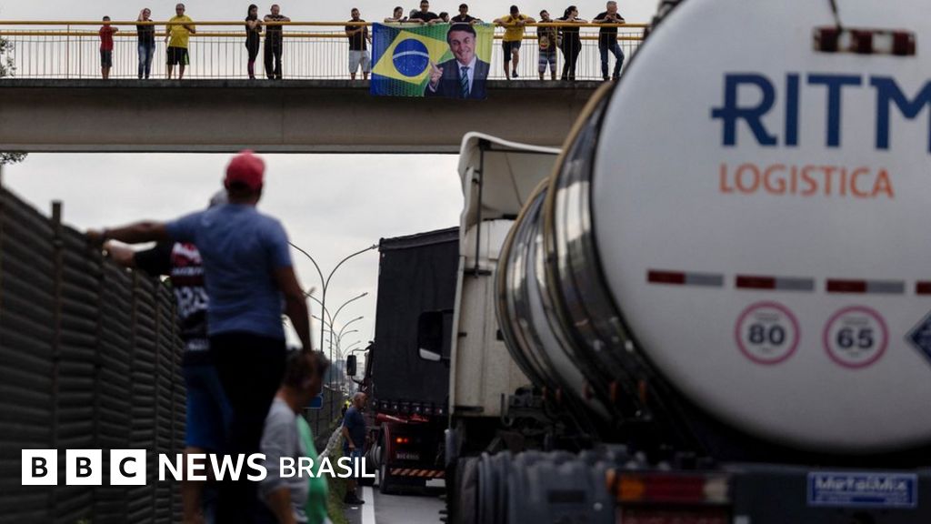Polícias desobstruem estradas tomadas por bolsonaristas por ordem de ...