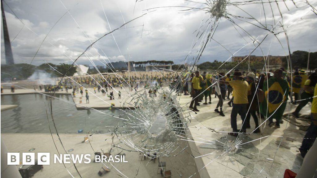 Afastados ou demitidos por atos em Brasília: a lei permite justa causa ...
