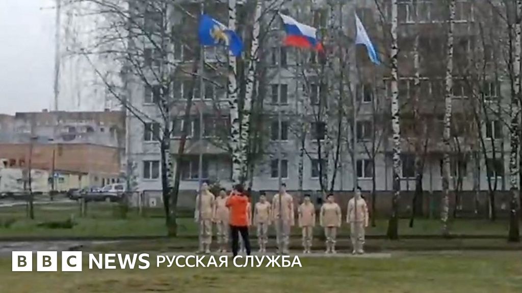 В школах России спели гимн и подняли государственный флаг Видео Bbc