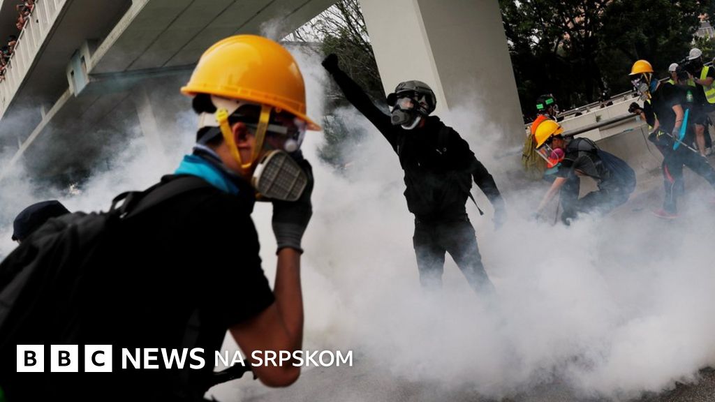 Protesti u Hongkongu: Policija suzavcem na hiljade demonstranata - BBC ...