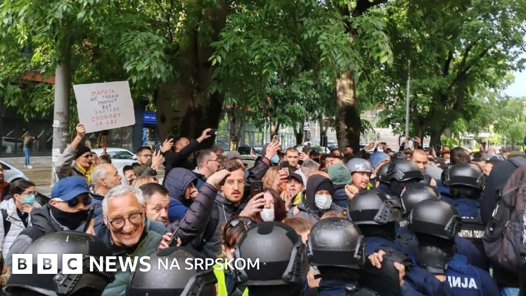 Blokada suda u Novom Sadu: Policija ponovo koristila biber-sprej, okupljeni ne odustaju - BBC ...