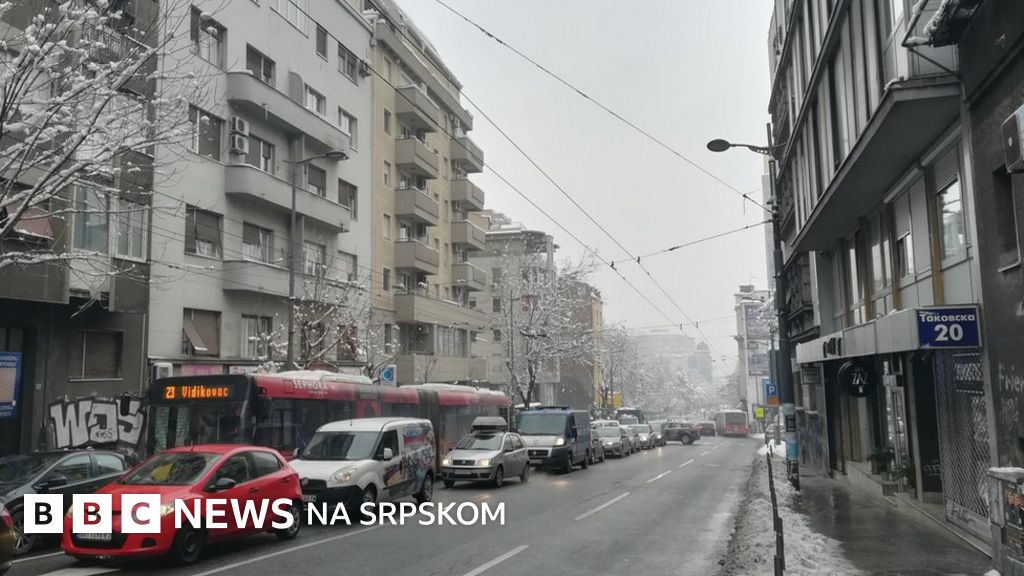 Beograd: Kran blokirao saobraćaj u Takovskoj ulici - BBC News na srpskom