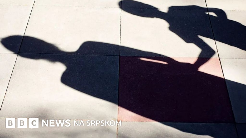 Porodica i vaspitanje: Deca koja žive u senci roditelja - BBC News na ...