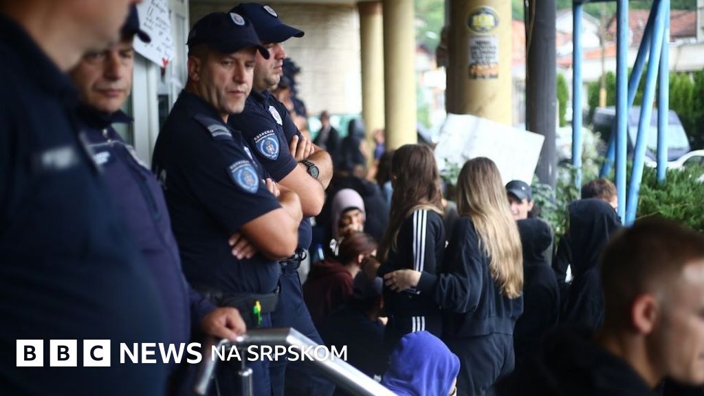 Novi Pazar: Studenti izbačeni iz zgrade univerziteta - BBC News na srpskom