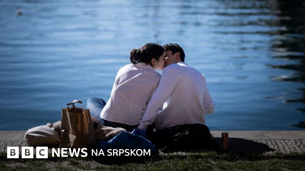 Mononukleoza: Šta je 'bolest poljupca' i kako se leči - BBC News na srpskom