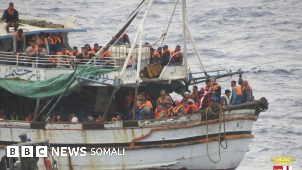 Ilaalada xeebaha Talyaaniga oo tahriibeyaal soo badbaadiyey - BBC News ...