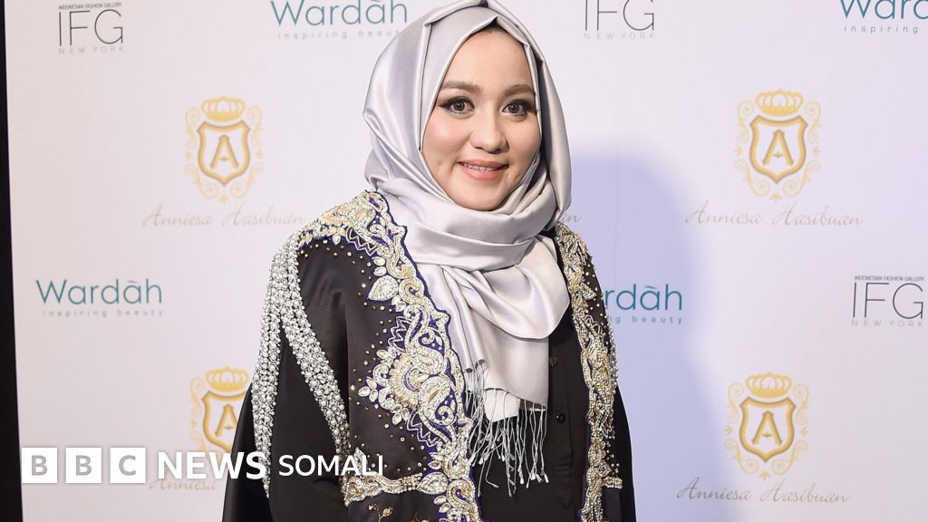 Gabadh naqshadeysa xijaabka oo xukun dheer lagu riday - BBC News Somali