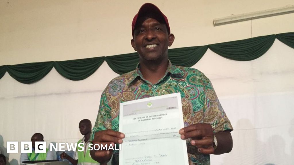 Aadan Barre Ducaale oo ka adkaaday Faarax Macalin - BBC News Somali