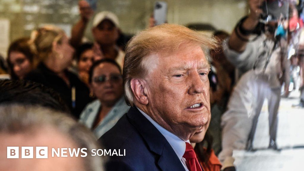 Trump oo maxkamad ka soo muuqday isaga wajiga kab ka dhigaya - BBC News ...