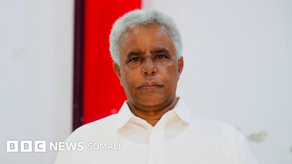 Maxaad ka taqanaa Maxamuud Xaashi, siyaasiga ay 'Jookarka' ugu yeeraan ...