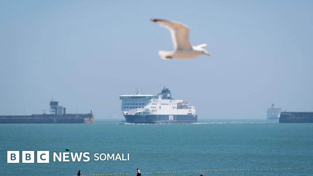 Faransiiska oo ka carooday waddan deriskiisa ah oo qashin kusoo ...