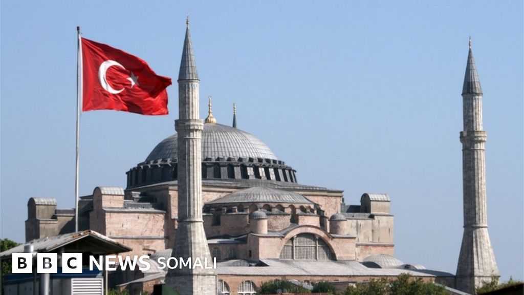 Shan dhismo oo masaajid iyo kaniisado loo kala badalay - BBC News Somali