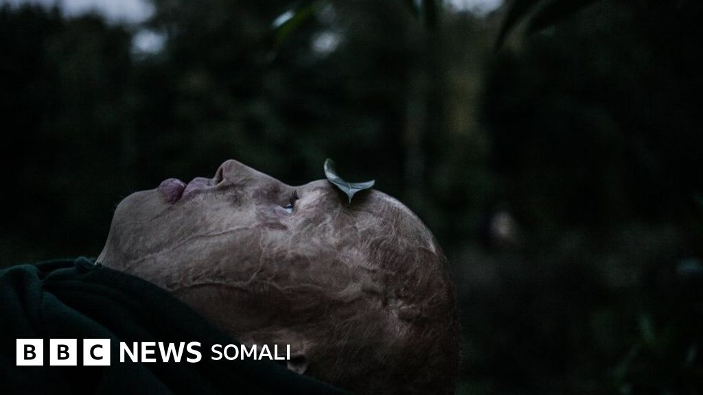 'Anigoo 2 jir ah ayuu aabbahay burjiko dab ah igu dhex tuuray' - BBC ...