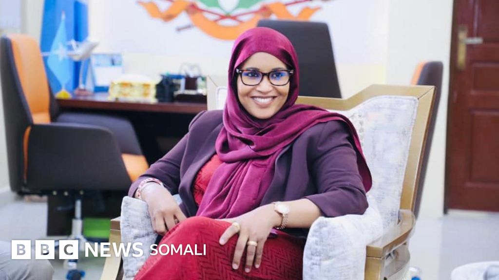 Waa tuma Fardowsa Cusmaan, wasiirka Gaadiidka iyo Duulista Hawada ee baarlamaanka looga yeeray ...