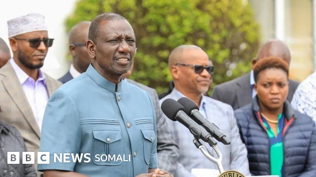 Sababta baarlamaanka Kenya looga mabnuucay labiska uu xirto ...