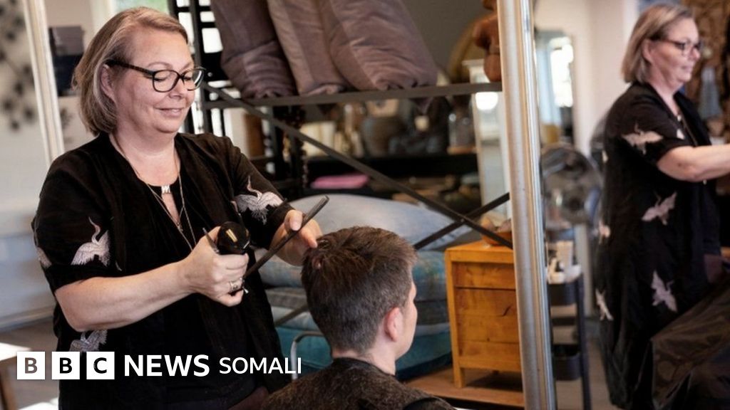 Coronavirus: Dadka oo ku xoomay tima-jarayaasha markii xayiraadii la debciyey - BBC News Somali