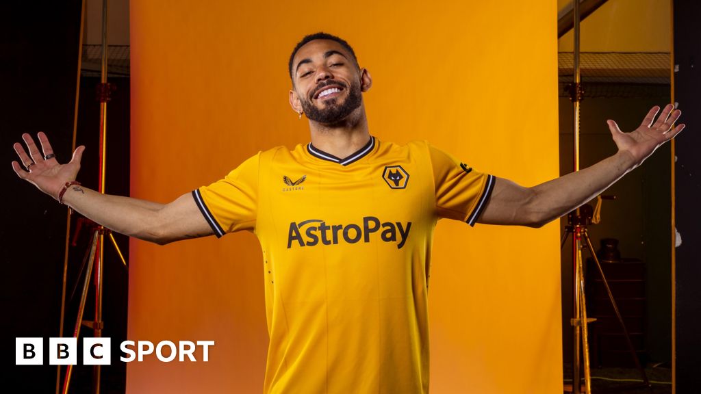 Wolves unveil new home kit - BBC Sport