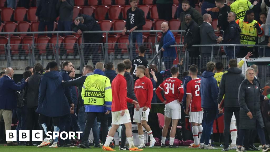 West Ham: Moyes 'can't see any problem' with players' reactions to AZ Alkmaar fans - BBC Sport