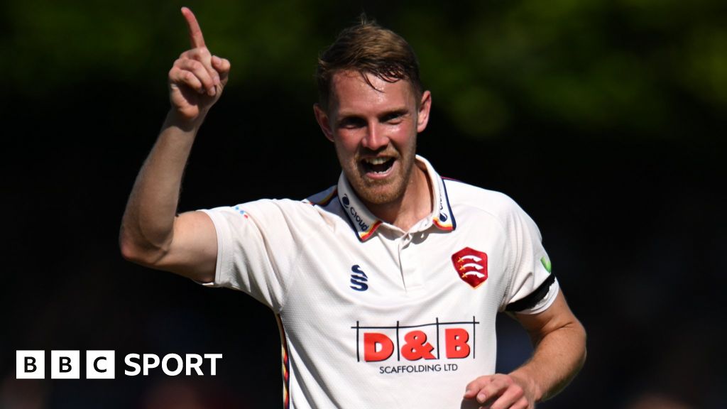 Jamie Porter: Essex pace bowler agrees new contract until 2027 - BBC Sport