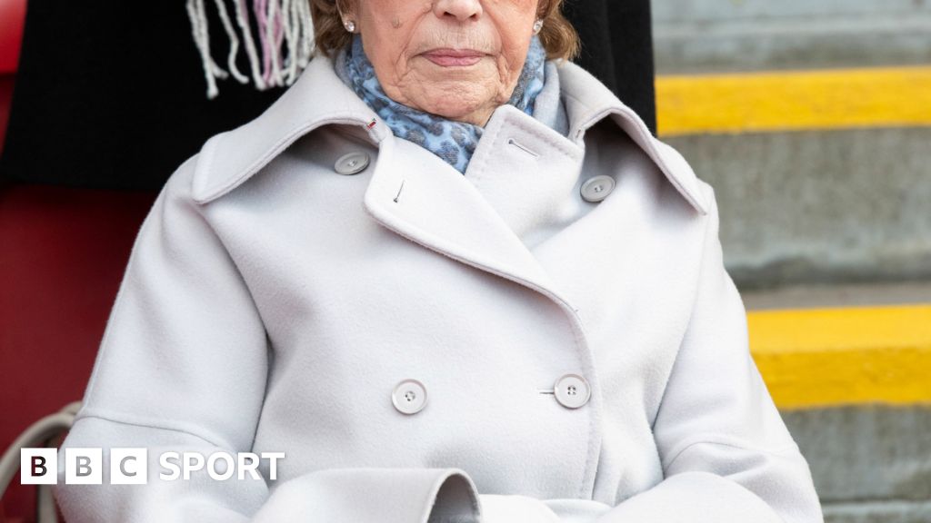 Former Dons manager Ferguson's wife dies - BBC Sport