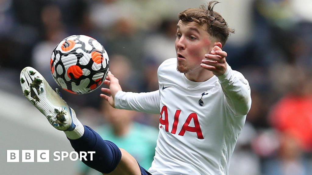 Tottenham: Alfie Devine signs new Spurs contract - BBC Sport