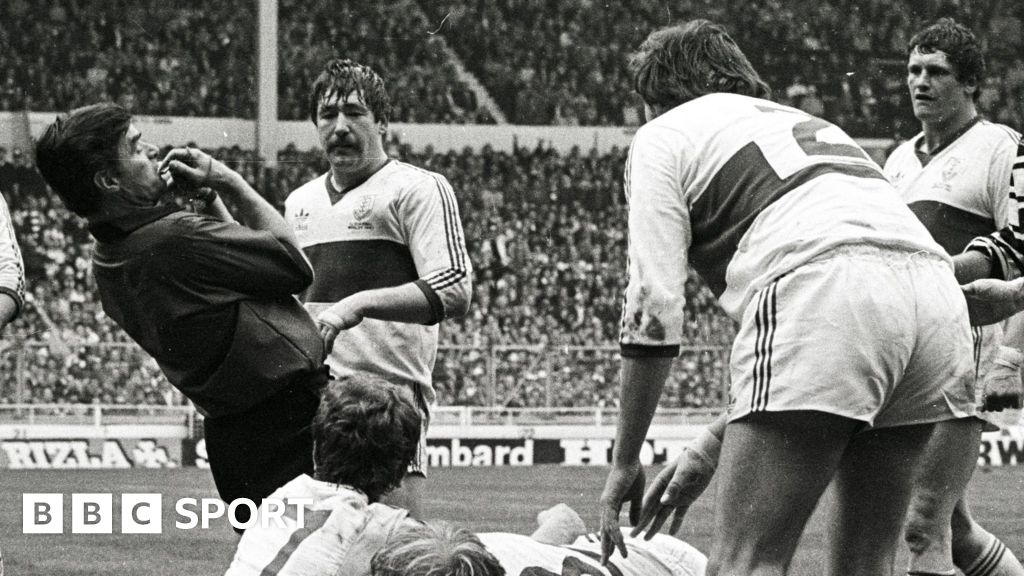 Fred Lindop: Former rugby league referee dies, aged 84 - BBC Sport