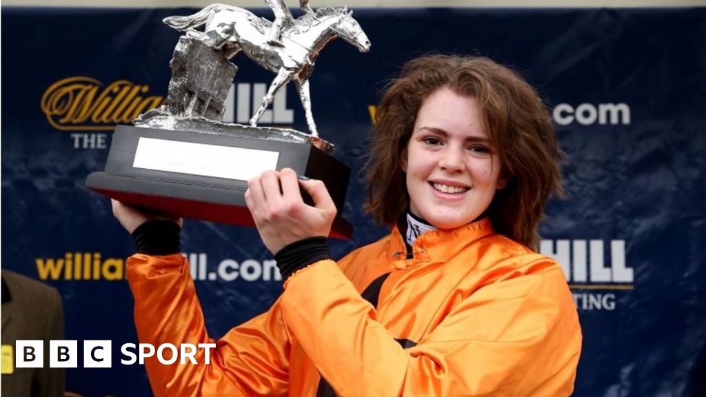 Lizzie Kelly becomes first female jockey to win Grade One race - BBC Sport