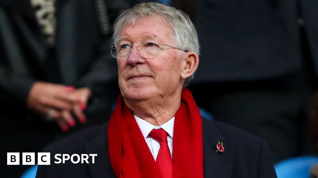 Manchester United: Sir Alex Ferguson returns to training ground - BBC Sport