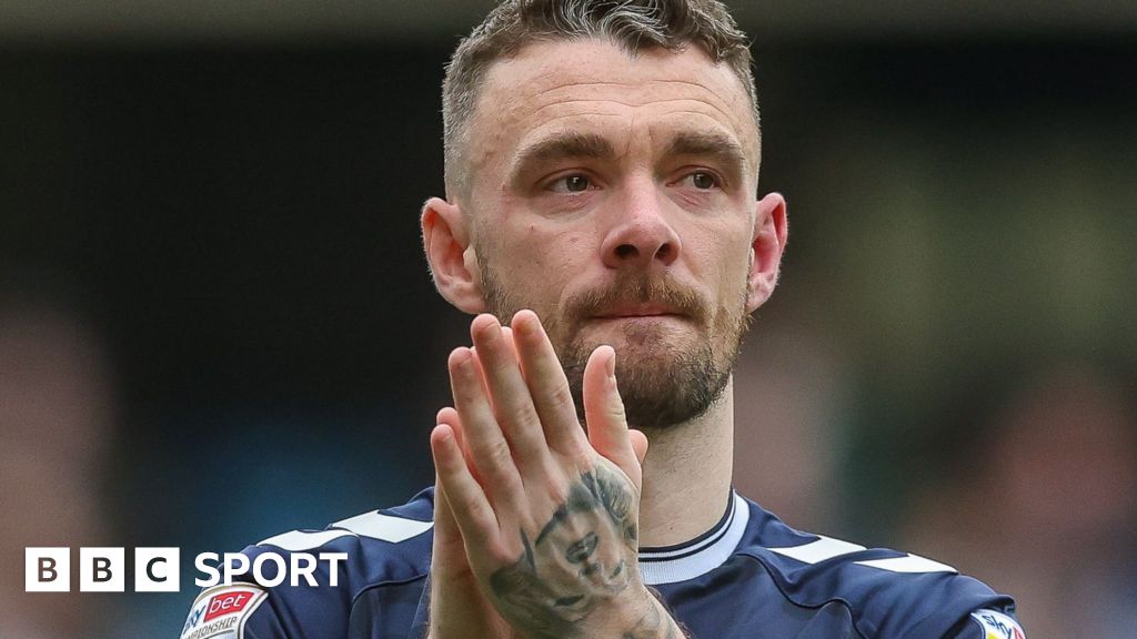 Scott Malone: Gillingham sign former Millwall defender - BBC Sport