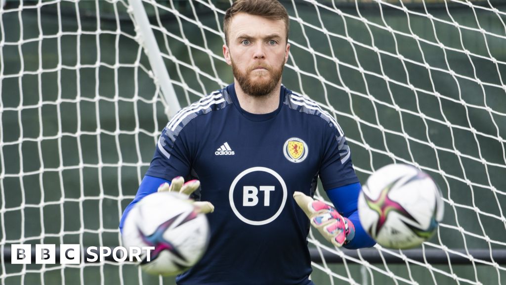 Stoke favourites to sign keeper Clark - BBC Sport