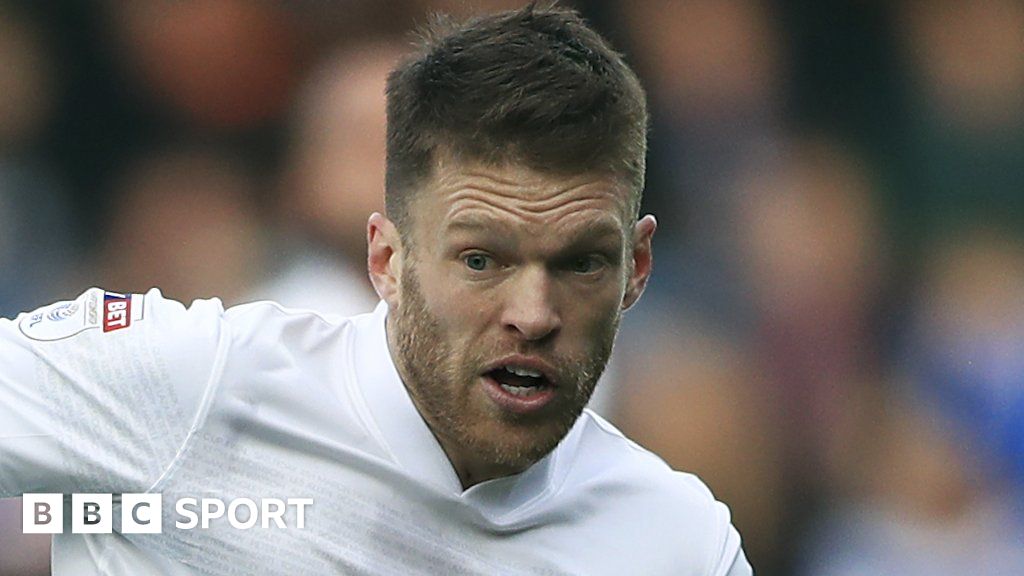 Jamie Mackie: QPR forward signs one-year contract extension - BBC Sport