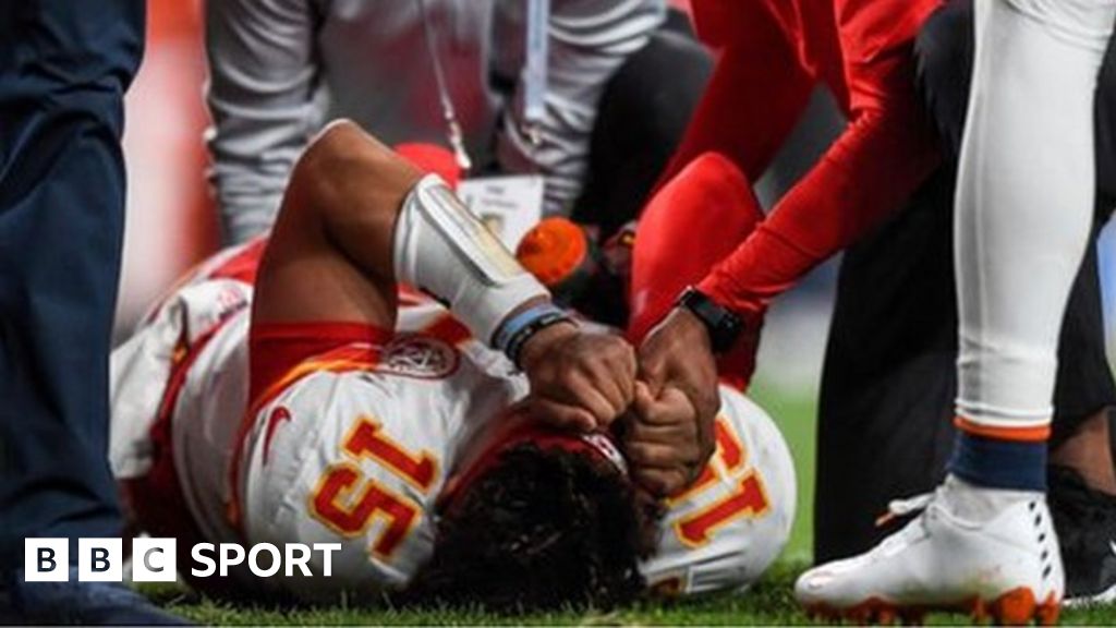 Patrick Mahomes: Chiefs quarterback dislocates kneecap in win over ...