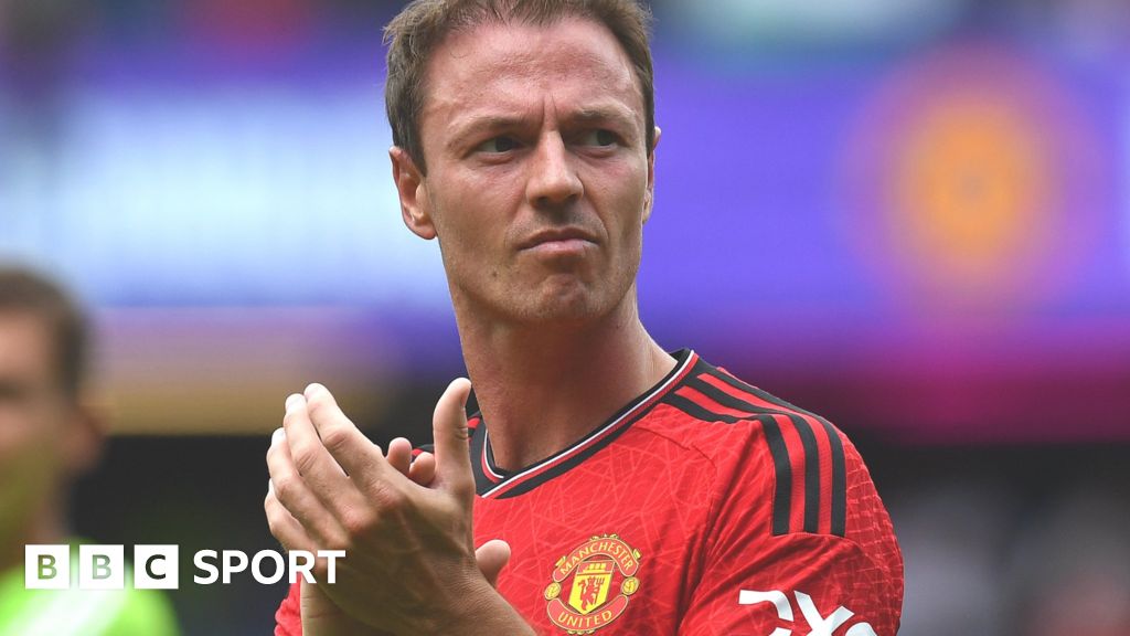 Jonny Evans: NI defender to stay with Manchester United on US tour - BBC Sport