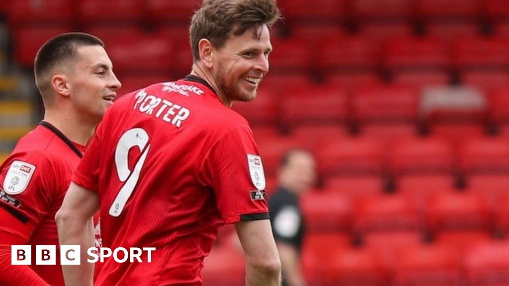 Chris Porter: Crewe Alexandra striker signs new one-year contract - BBC ...