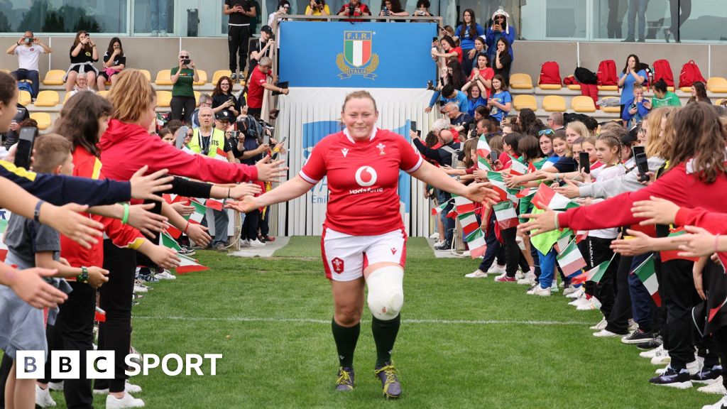 Caryl Thomas: Wales prop bows out after 17 years in red - BBC Sport