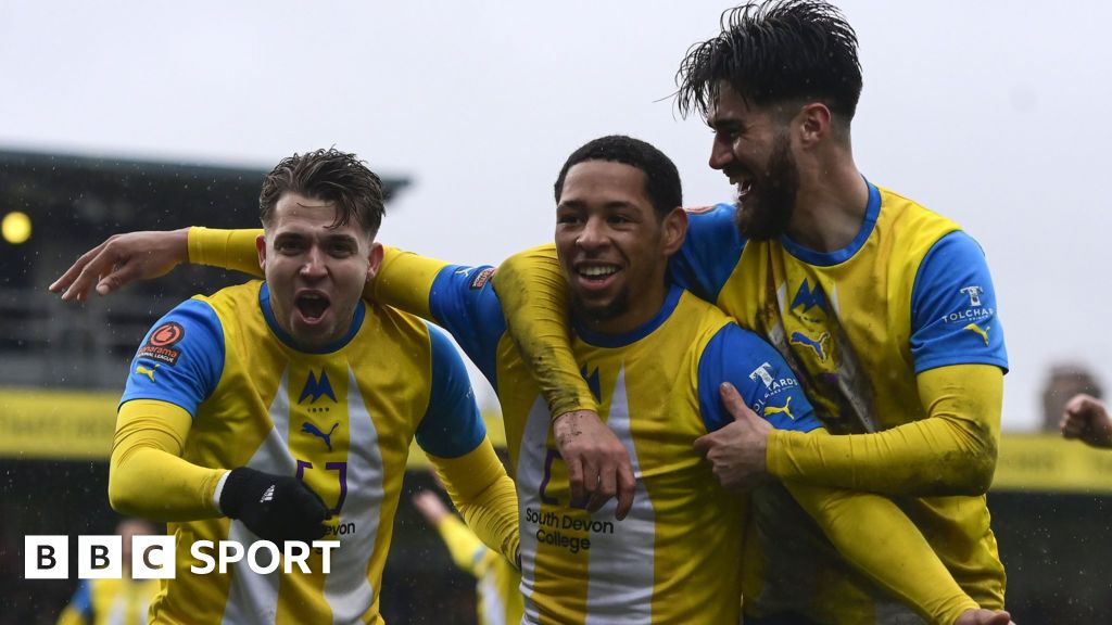 Torquay United make Aaron Downes proud after 4-1 Dartford win - BBC Sport