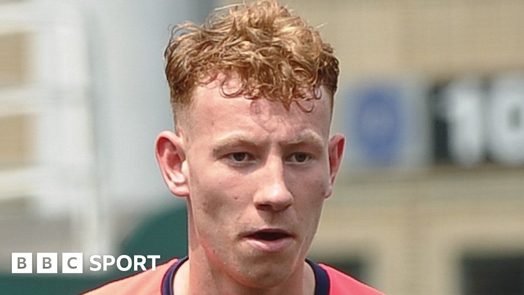 Irish Premiership: Linfield bring in defender Newberry - BBC Sport