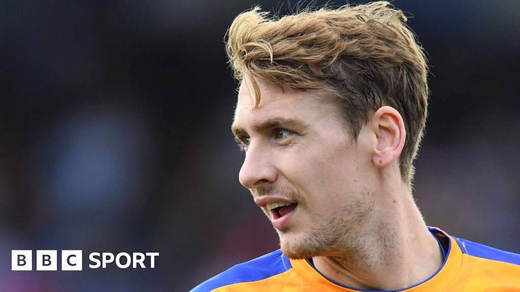 Elliott Hewitt: Mansfield Town defender signs new deal until 2024 - BBC ...