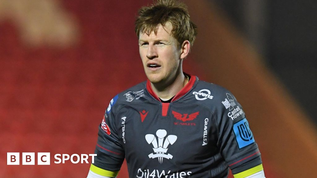 Rhys Patchell: Wales fly-half signs new Scarlets contract - BBC Sport