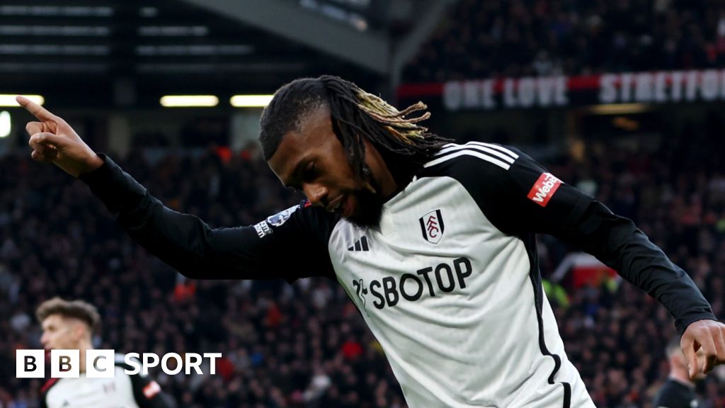 Manchester United 1-2 Fulham: Alex Iwobi scores in added time for huge ...